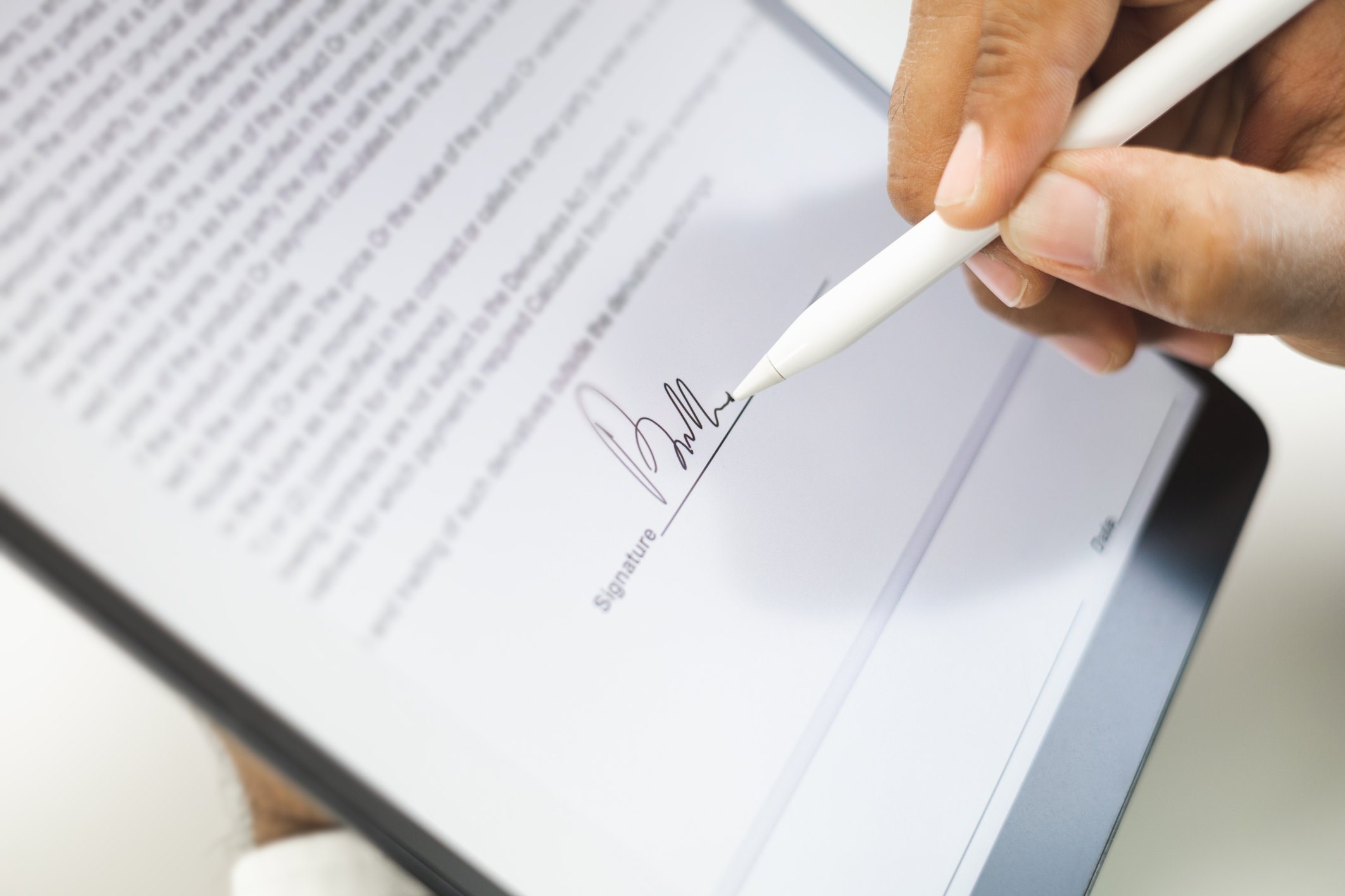 What's The Difference Between a Wet and Electronic Signature?